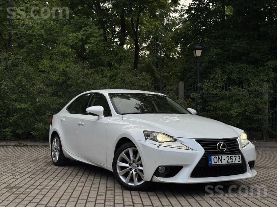 White Lexus IS 2014 in Riga, with an engine capacity of 2.50 L and mileage of 60 thousand km for 15800 €, photo 4 on AUTOMOTO.COM.LV