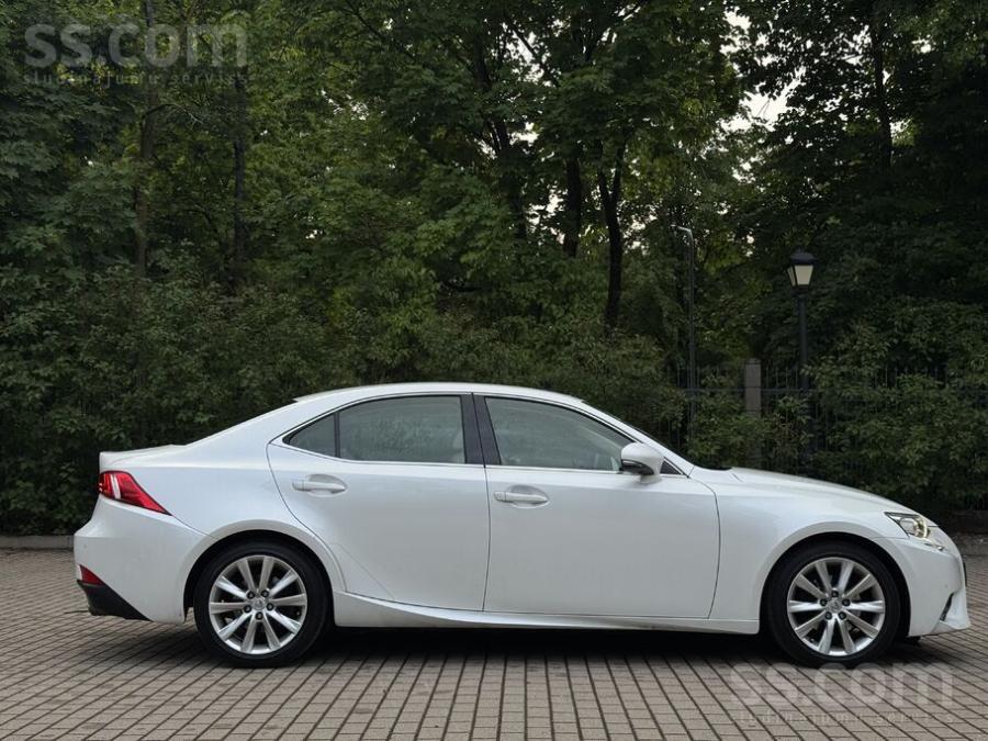 White Lexus IS 2014 in Riga, with an engine capacity of 2.50 L and mileage of 60 thousand km for 15800 €, photo 6 on AUTOMOTO.COM.LV