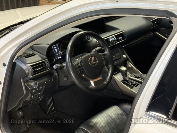 White Lexus IS 2018 in Tallinn, with an engine capacity of 2.50 L and mileage of 73 thousand km for 24900 €, photo 6 on AUTOMOTO.COM.LV
