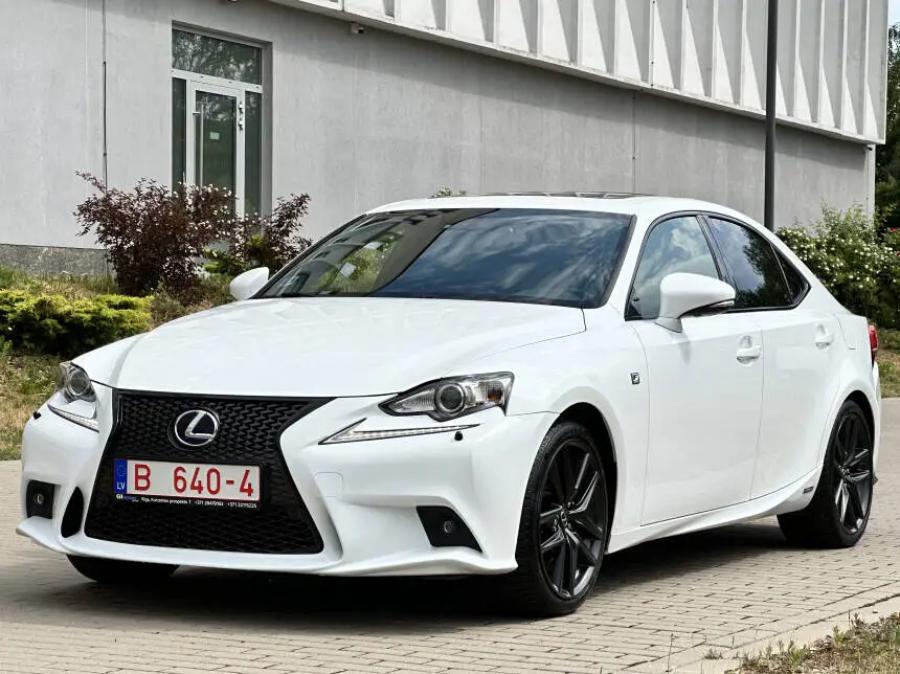 White Lexus IS 2013 in Riga, with an engine capacity of 3.00 L and mileage of 223 thousand km for 15490 €, photo 1 on AUTOMOTO.COM.LV