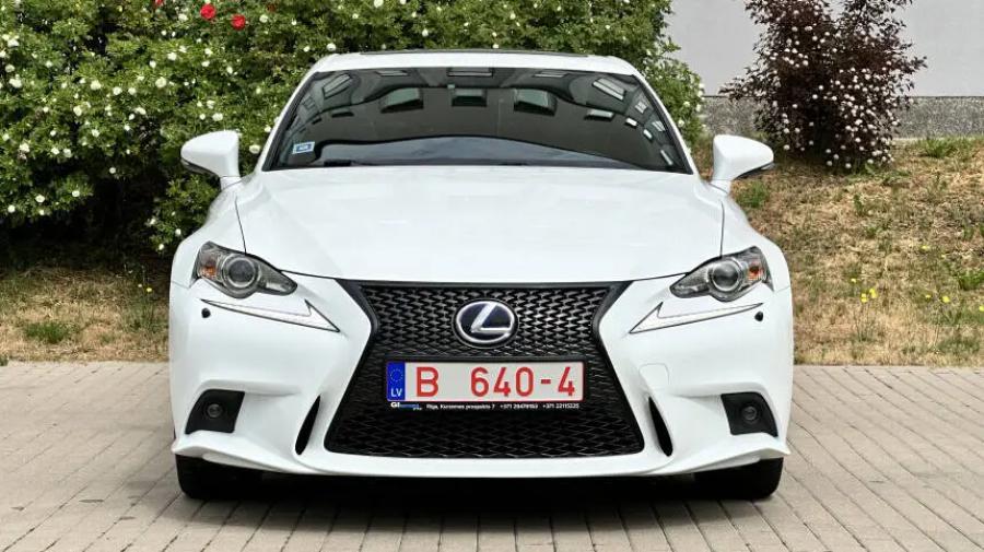 White Lexus IS 2013 in Riga, with an engine capacity of 3.00 L and mileage of 223 thousand km for 15490 €, photo 3 on AUTOMOTO.COM.LV