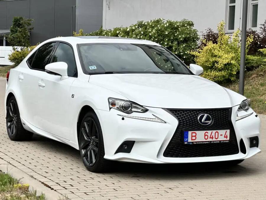 White Lexus IS 2013 in Riga, with an engine capacity of 3.00 L and mileage of 223 thousand km for 15490 €, photo 4 on AUTOMOTO.COM.LV