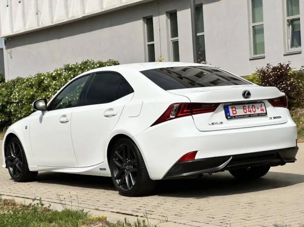 White Lexus IS 2013 in Riga, with an engine capacity of 3.00 L and mileage of 223 thousand km for 15490 €, photo 5 on AUTOMOTO.COM.LV