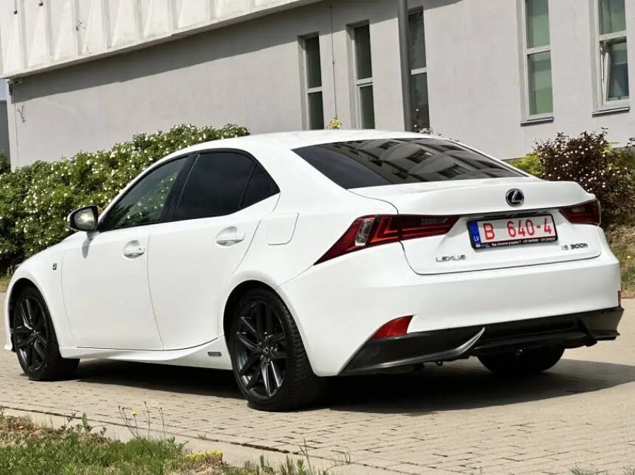 White Lexus IS 2013 in Riga, with an engine capacity of 3.00 L and mileage of 223 thousand km for 15490 €, photo 6 on AUTOMOTO.COM.LV