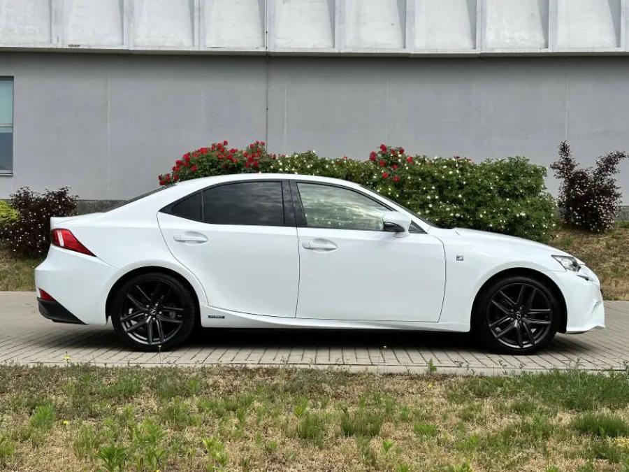 White Lexus IS 2013 in Riga, with an engine capacity of 3.00 L and mileage of 223 thousand km for 15490 €, photo 7 on AUTOMOTO.COM.LV