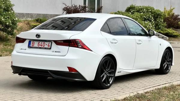 White Lexus IS 2013 in Riga, with an engine capacity of 3.00 L and mileage of 223 thousand km for 15490 €, photo 7 on AUTOMOTO.COM.LV