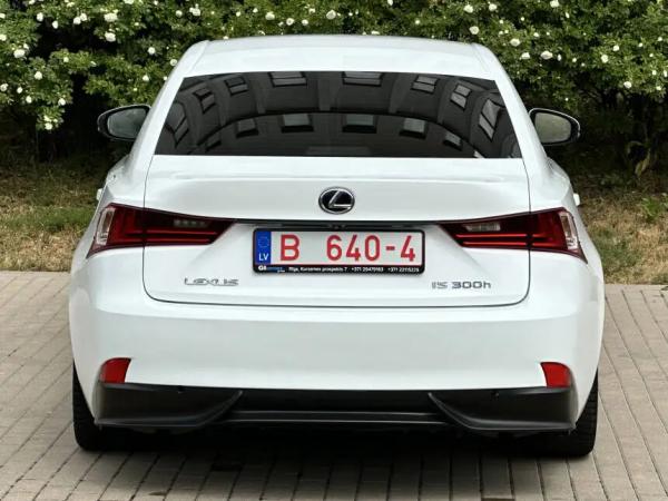 White Lexus IS 2013 in Riga, with an engine capacity of 3.00 L and mileage of 223 thousand km for 15490 €, photo 8 on AUTOMOTO.COM.LV