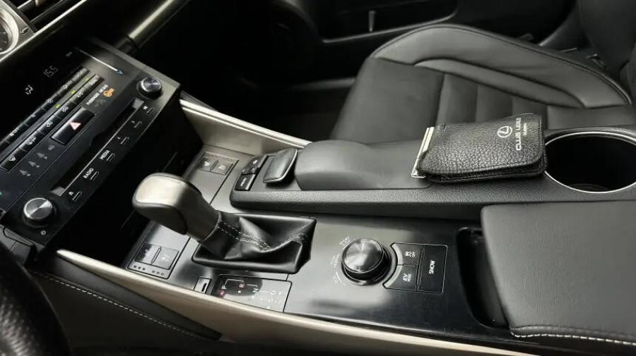 White Lexus IS 2013 in Riga, with an engine capacity of 3.00 L and mileage of 223 thousand km for 15490 €, photo 13 on AUTOMOTO.COM.LV