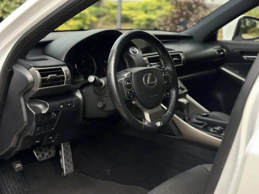 White Lexus IS 2013 in Riga, with an engine capacity of 3.00 L and mileage of 223 thousand km for 15490 €, photo 14 on AUTOMOTO.COM.LV