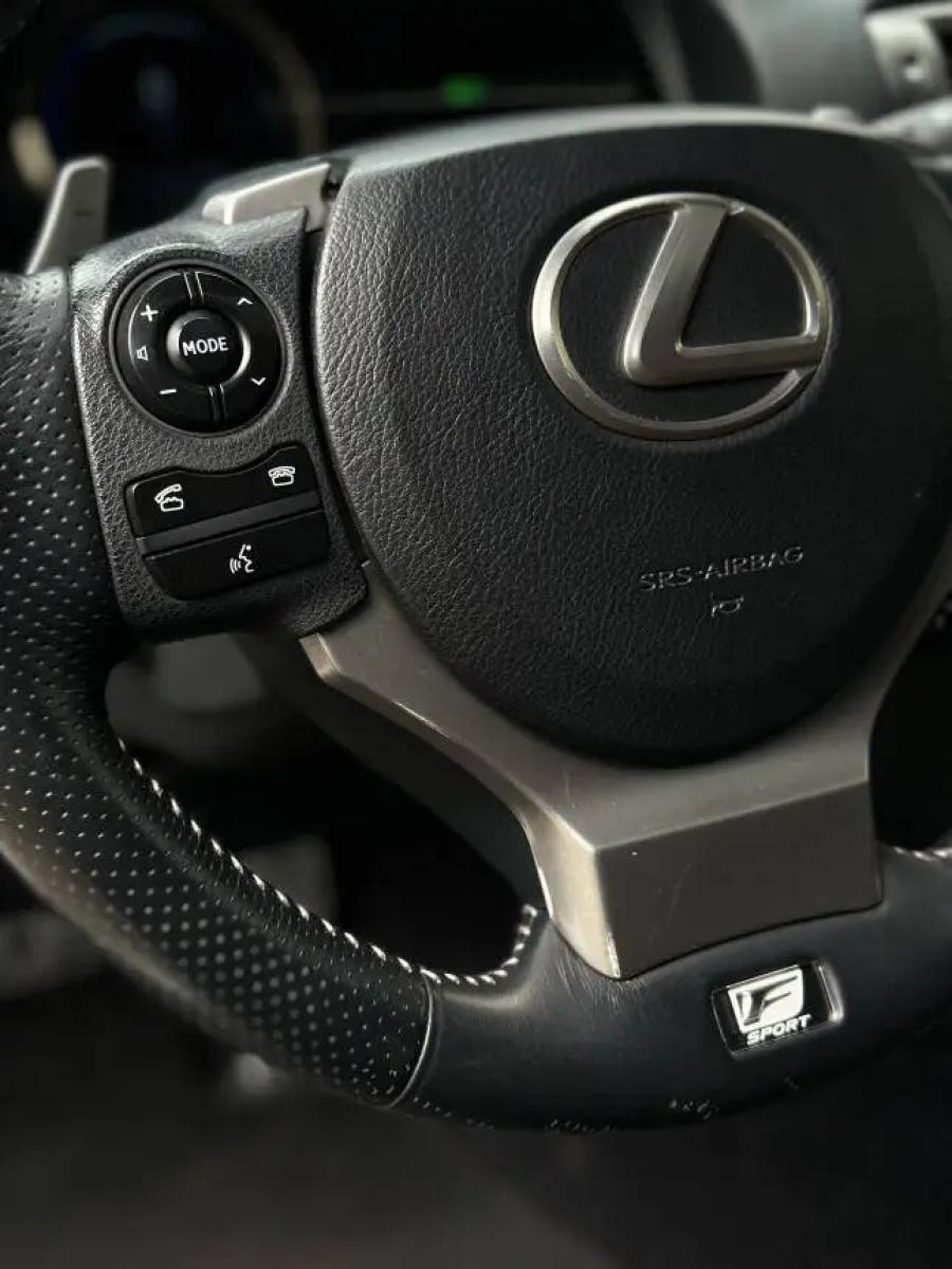 White Lexus IS 2013 in Riga, with an engine capacity of 3.00 L and mileage of 223 thousand km for 15490 €, photo 15 on AUTOMOTO.COM.LV
