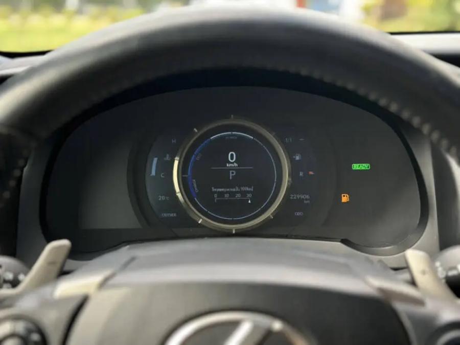 White Lexus IS 2013 in Riga, with an engine capacity of 3.00 L and mileage of 223 thousand km for 15490 €, photo 16 on AUTOMOTO.COM.LV