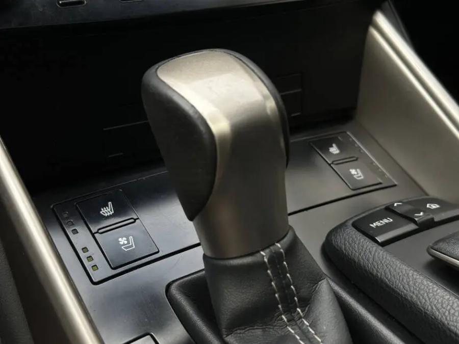 White Lexus IS 2013 in Riga, with an engine capacity of 3.00 L and mileage of 223 thousand km for 15490 €, photo 17 on AUTOMOTO.COM.LV