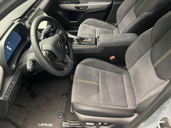 Grey Lexus LBX 2026 in Kaunas, with an engine capacity of 1.50 L and mileage of 10 thousand km for 37560 €, photo 10 on AUTOMOTO.COM.LV