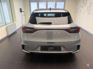 Grey Lexus LBX 2025 in Kaunas, with an engine capacity of 1.49 L and mileage of 7 thousand km for 35990 €, photo 4 on AUTOMOTO.COM.LV