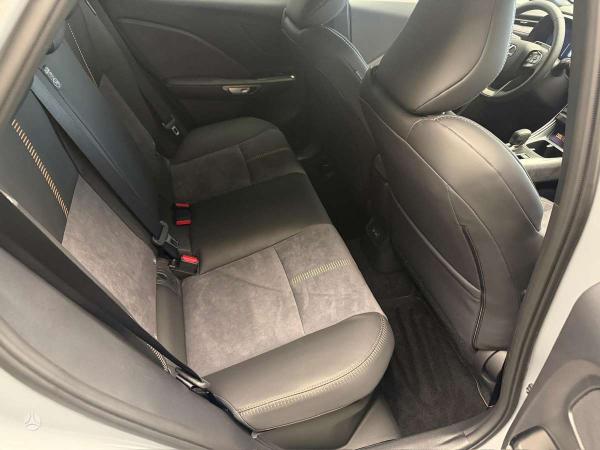 Pelēks Lexus LBX 2025 Kauņa, ar dzinēja tilpumu 1.49 L un nobraukumu 7 tūkst. km par 35990 €, foto 6 vietnē AUTOMOTO.COM.LV