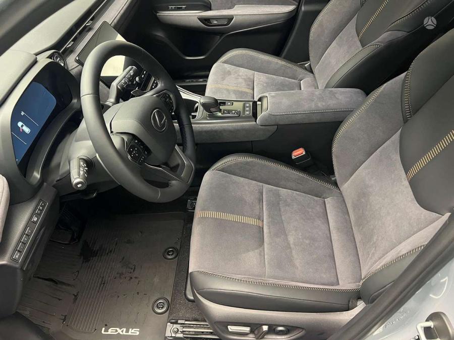 Grey Lexus LBX 2025 in Kaunas, with an engine capacity of 1.49 L and mileage of 7 thousand km for 35990 €, photo 11 on AUTOMOTO.COM.LV