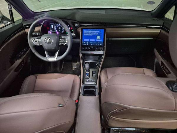 White Lexus LBX 2025 in Vilnius, with an engine capacity of 1.49 L and mileage of 16 thousand km for 29999 €, photo 2 on AUTOMOTO.COM.LV