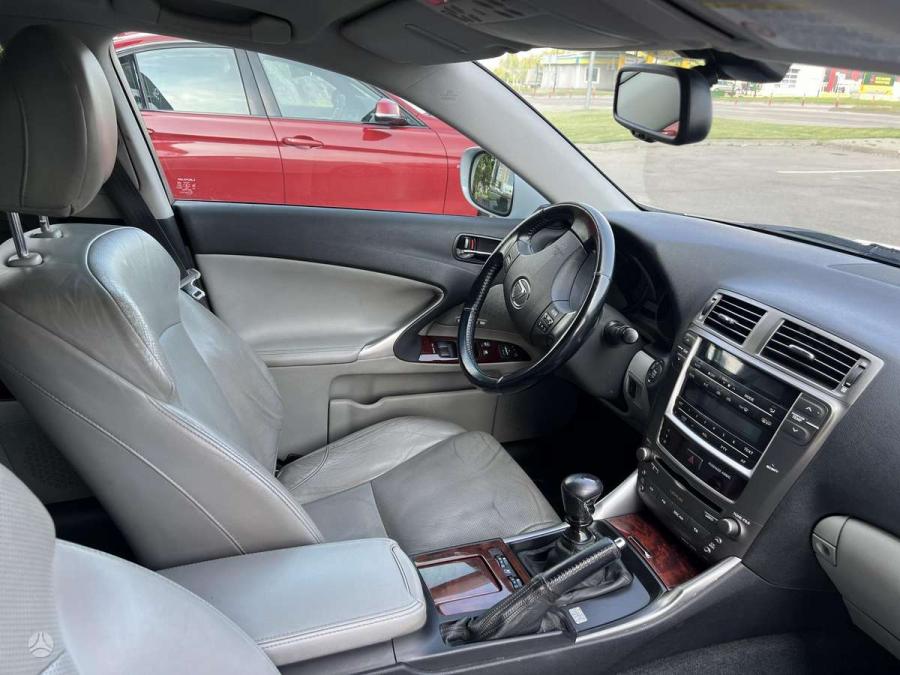 White Lexus LS 220 2009 in Kaunas, with an engine capacity of 2.23 L and mileage of 356 thousand km for 3900 €, photo 9 on AUTOMOTO.COM.LV