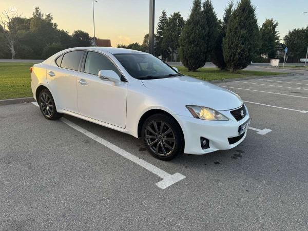White Lexus LS 220 2011 in Panevezys, with an engine capacity of 2.23 L and mileage of 203 thousand km for 5200 €, photo 2 on AUTOMOTO.COM.LV