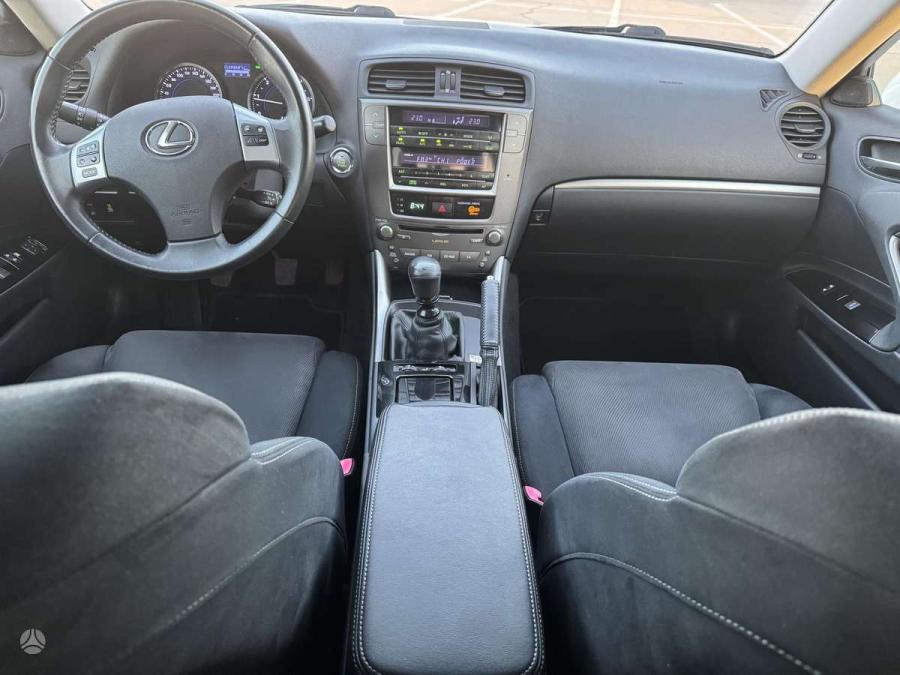 White Lexus LS 220 2011 in Panevezys, with an engine capacity of 2.23 L and mileage of 203 thousand km for 5200 €, photo 5 on AUTOMOTO.COM.LV