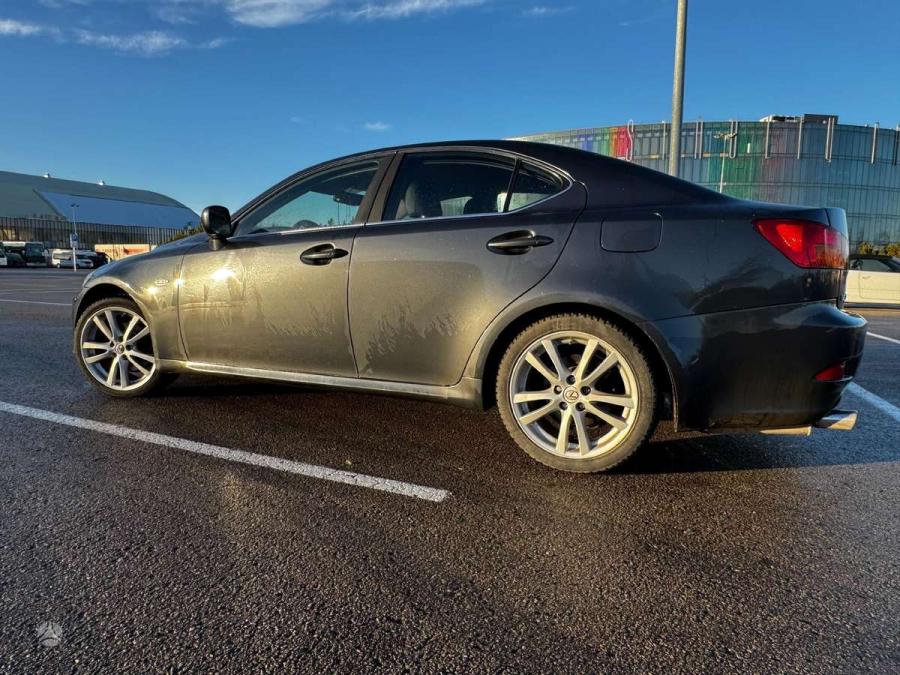 Grey Lexus LS 250 2006 in Vilnius, with an engine capacity of 2.50 L and mileage of 235 thousand km for 3700 €, photo 4 on AUTOMOTO.COM.LV