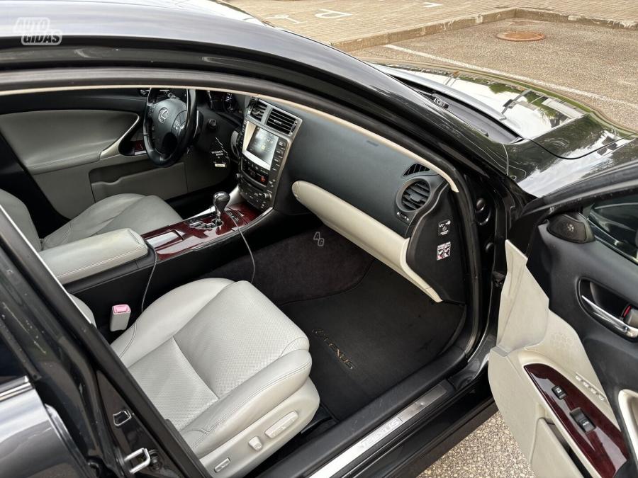 Grey Lexus LS 250 2009 in Vilnius, with an engine capacity of 2.50 L and mileage of 214 thousand km for 5400 €, photo 16 on AUTOMOTO.COM.LV