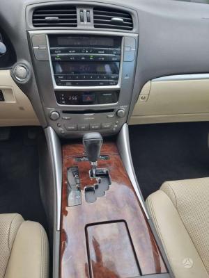 Red Lexus LS 250 2012 in Siauliai, with an engine capacity of 2.50 L and mileage of 214 thousand km for 7500 €, photo 33 on AUTOMOTO.COM.LV