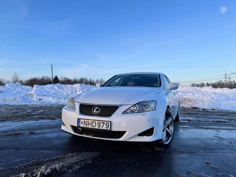White Lexus LS 250 2006 in Panevezys, with an engine capacity of 2.50 L and mileage of 303 thousand km for 2499 €, photo 1 on AUTOMOTO.COM.LV