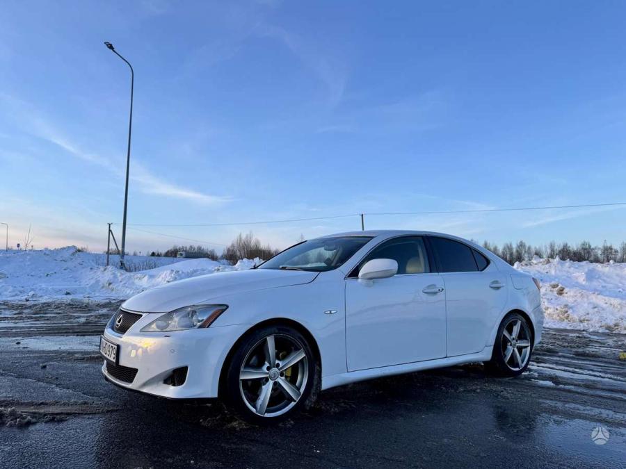 White Lexus LS 250 2006 in Panevezys, with an engine capacity of 2.50 L and mileage of 303 thousand km for 2499 €, photo 2 on AUTOMOTO.COM.LV