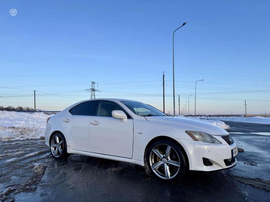 White Lexus LS 250 2006 in Panevezys, with an engine capacity of 2.50 L and mileage of 303 thousand km for 2499 €, photo 4 on AUTOMOTO.COM.LV