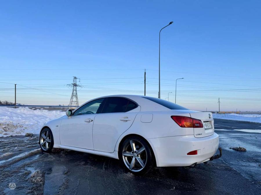 White Lexus LS 250 2006 in Panevezys, with an engine capacity of 2.50 L and mileage of 303 thousand km for 2499 €, photo 8 on AUTOMOTO.COM.LV