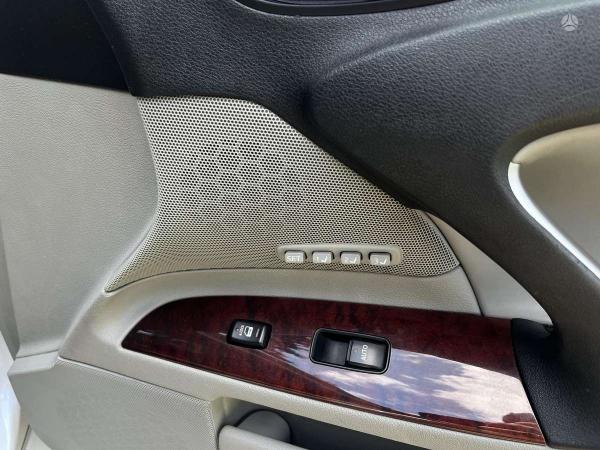 Balts Lexus LS 250 2007 Viļņa, ar dzinēja tilpumu 2.50 L un nobraukumu 176 tūkst. km par 1400 €, foto 9 vietnē AUTOMOTO.COM.LV