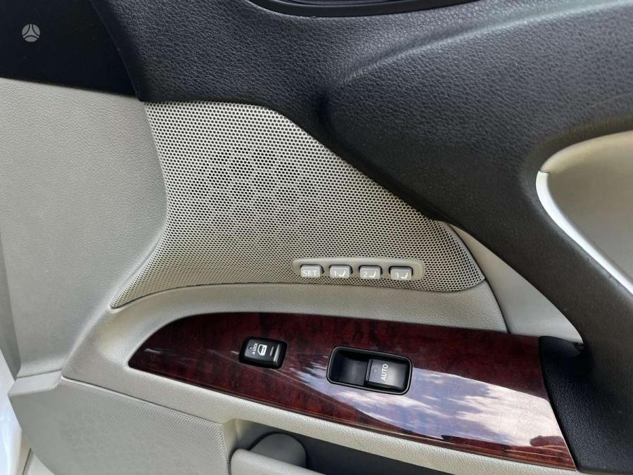 White Lexus LS 250 2007 in Vilnius, with an engine capacity of 2.50 L and mileage of 171 thousand km for 1400 €, photo 11 on AUTOMOTO.COM.LV