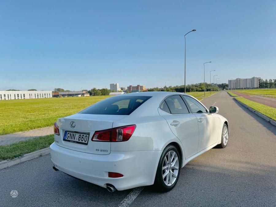 White Lexus LS 250 2011 in Kaunas, with an engine capacity of 2.50 L and mileage of 215 thousand km for 6900 €, photo 6 on AUTOMOTO.COM.LV