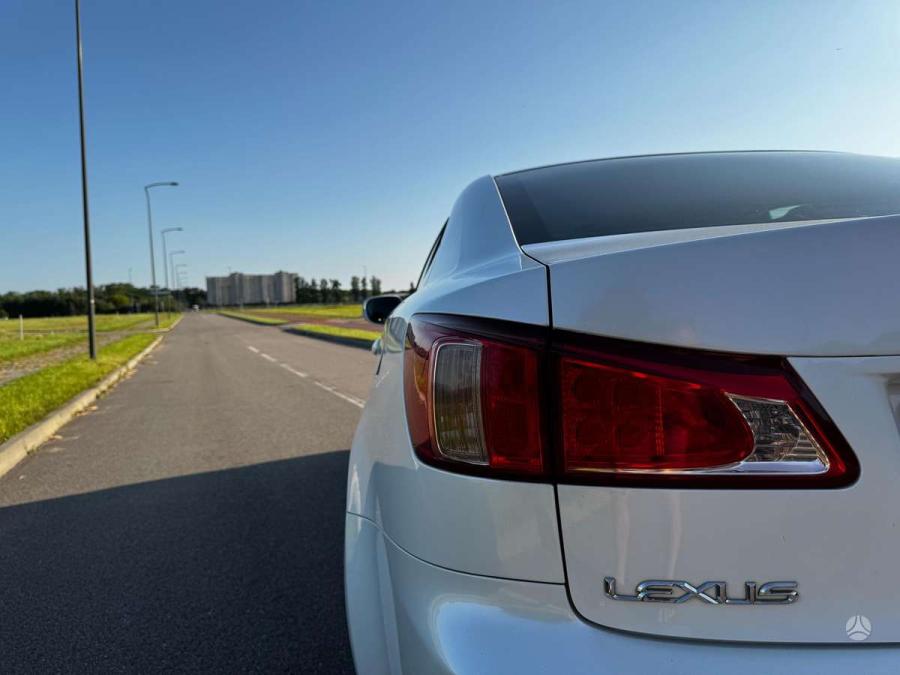 White Lexus LS 250 2011 in Kaunas, with an engine capacity of 2.50 L and mileage of 215 thousand km for 6900 €, photo 7 on AUTOMOTO.COM.LV