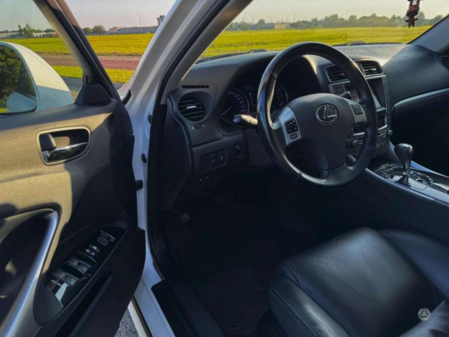 White Lexus LS 250 2011 in Kaunas, with an engine capacity of 2.50 L and mileage of 215 thousand km for 6900 €, photo 9 on AUTOMOTO.COM.LV