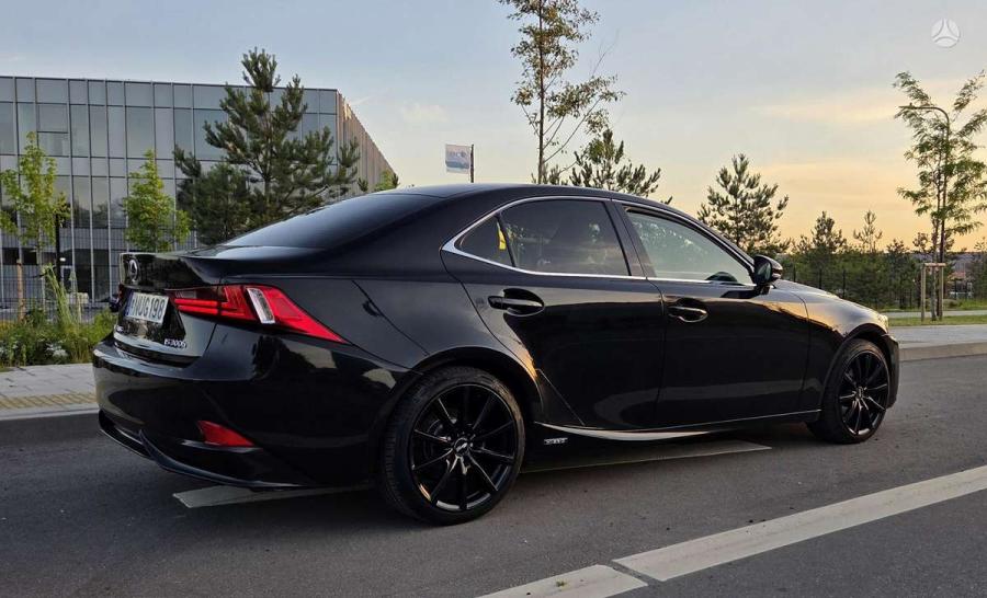 Black Lexus LS 300h 2014 in Vilnius, with an engine capacity of 2.49 L and mileage of 297 thousand km for 13700 €, photo 1 on AUTOMOTO.COM.LV