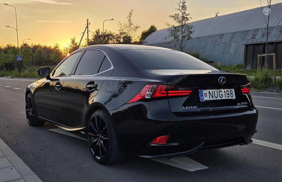 Black Lexus LS 300h 2014 in Vilnius, with an engine capacity of 2.49 L and mileage of 297 thousand km for 13700 €, photo 5 on AUTOMOTO.COM.LV