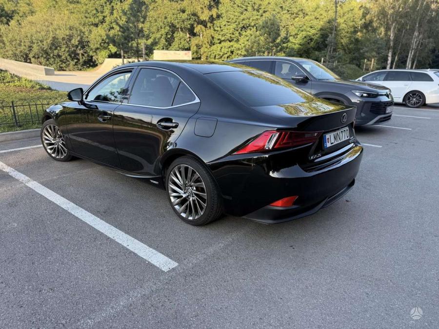 Black Lexus LS 300h 2015 in Klaipeda, with an engine capacity of 2.49 L and mileage of 214 thousand km for 14900 €, photo 3 on AUTOMOTO.COM.LV