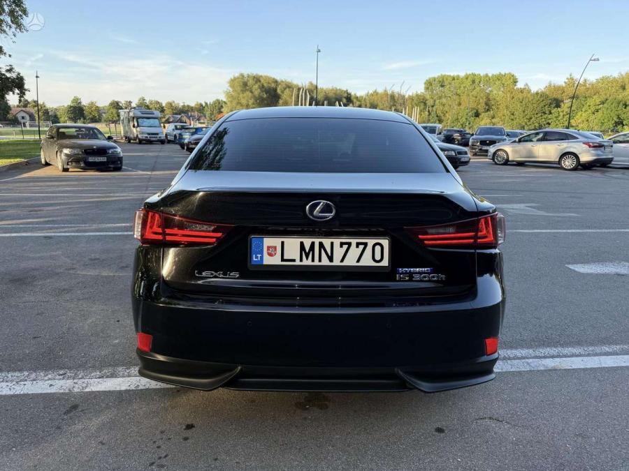Black Lexus LS 300h 2015 in Klaipeda, with an engine capacity of 2.49 L and mileage of 214 thousand km for 14900 €, photo 8 on AUTOMOTO.COM.LV