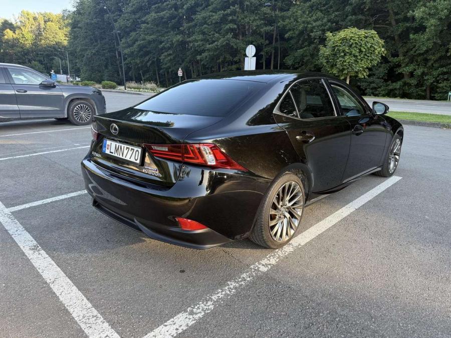 Black Lexus LS 300h 2015 in Klaipeda, with an engine capacity of 2.49 L and mileage of 214 thousand km for 14900 €, photo 10 on AUTOMOTO.COM.LV