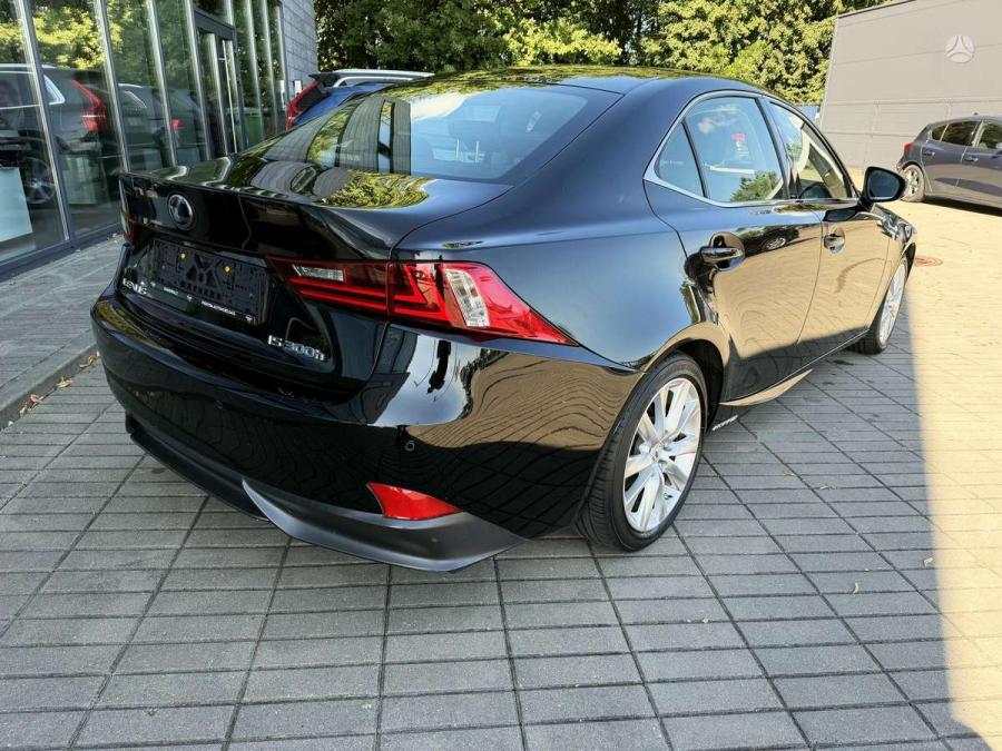 Black Lexus LS 300h 2015 in Kaunas, with an engine capacity of 2.49 L and mileage of 319 thousand km for 12300 €, photo 4 on AUTOMOTO.COM.LV