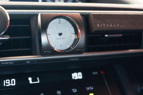 Melns Lexus LS 300h 2017 Viļņa, ar dzinēja tilpumu 2.50 L un nobraukumu 150 tūkst. km par 14900 €, foto 9 vietnē AUTOMOTO.COM.LV