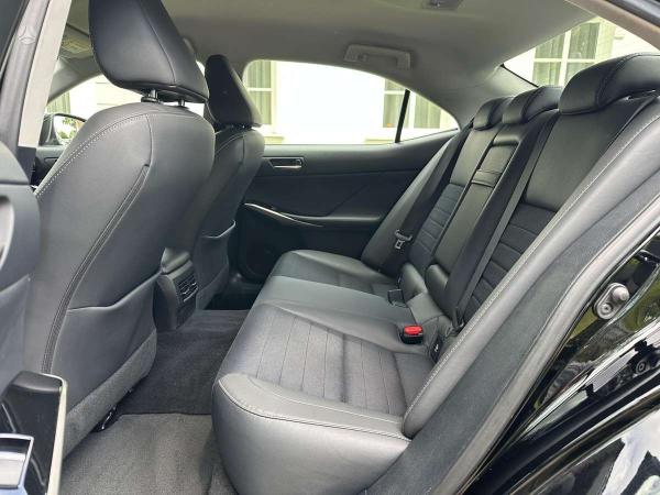 Black Lexus LS 300h 2018 in Kaunas, with an engine capacity of 2.50 L and mileage of 118 thousand km for 20500 €, photo 9 on AUTOMOTO.COM.LV
