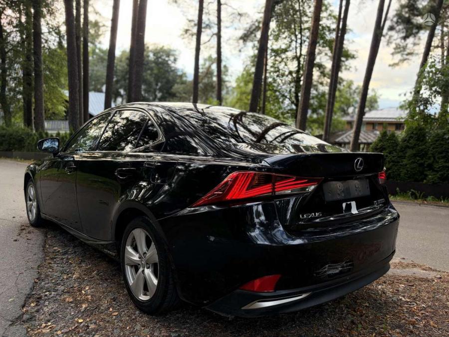 Black Lexus LS 300h 2018 in Vilnius, with an engine capacity of 2.50 L and mileage of 330 thousand km for 8000 €, photo 4 on AUTOMOTO.COM.LV