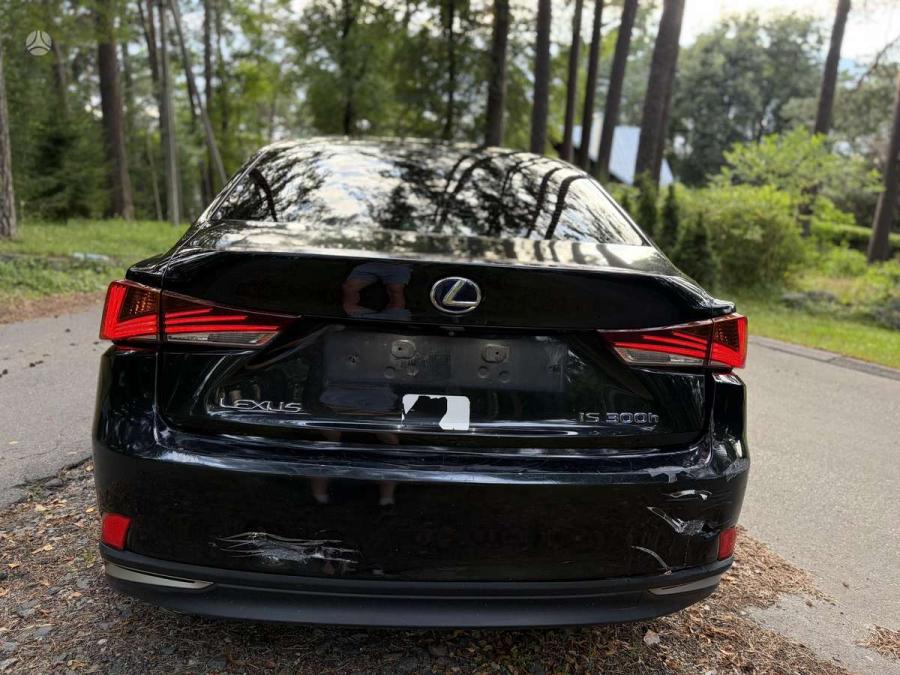 Black Lexus LS 300h 2018 in Vilnius, with an engine capacity of 2.50 L and mileage of 330 thousand km for 8000 €, photo 5 on AUTOMOTO.COM.LV