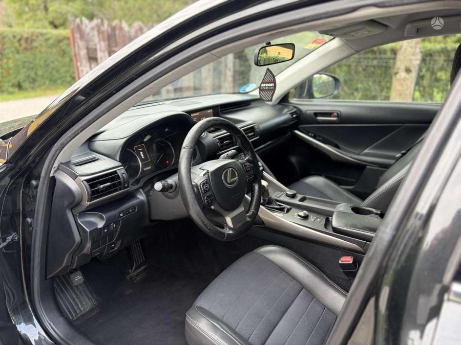 Black Lexus LS 300h 2018 in Vilnius, with an engine capacity of 2.50 L and mileage of 330 thousand km for 8000 €, photo 10 on AUTOMOTO.COM.LV