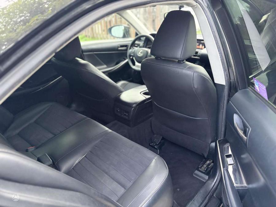 Black Lexus LS 300h 2018 in Vilnius, with an engine capacity of 2.50 L and mileage of 330 thousand km for 8000 €, photo 13 on AUTOMOTO.COM.LV