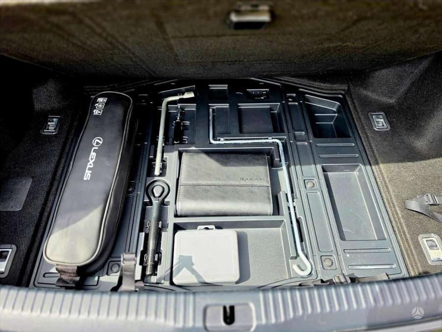 Черный Лексус LS 300h 2020 в Таураге, объемом двигателя 2.50 л и пробегом 228 тыс. км за 18400 €, фото 37 на AUTOMOTO.COM.LV