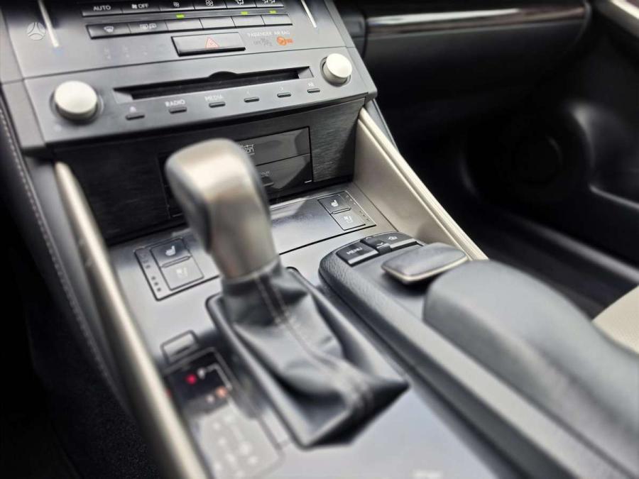 Grey Lexus LS 300h 2013 in Vilnius, with an engine capacity of 2.49 L and mileage of 241 thousand km for 14500 €, photo 12 on AUTOMOTO.COM.LV